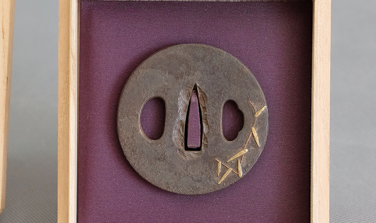 Antique Japanese Tsuba Bamboo leaf for sale antigua japonesa en venta