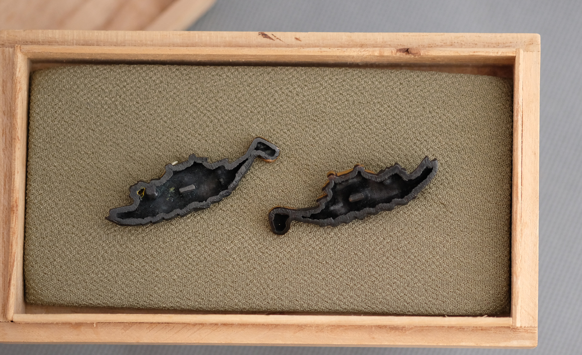 Fine japanese Menuki Menukis shakudo and gold for sale japoneses en venta