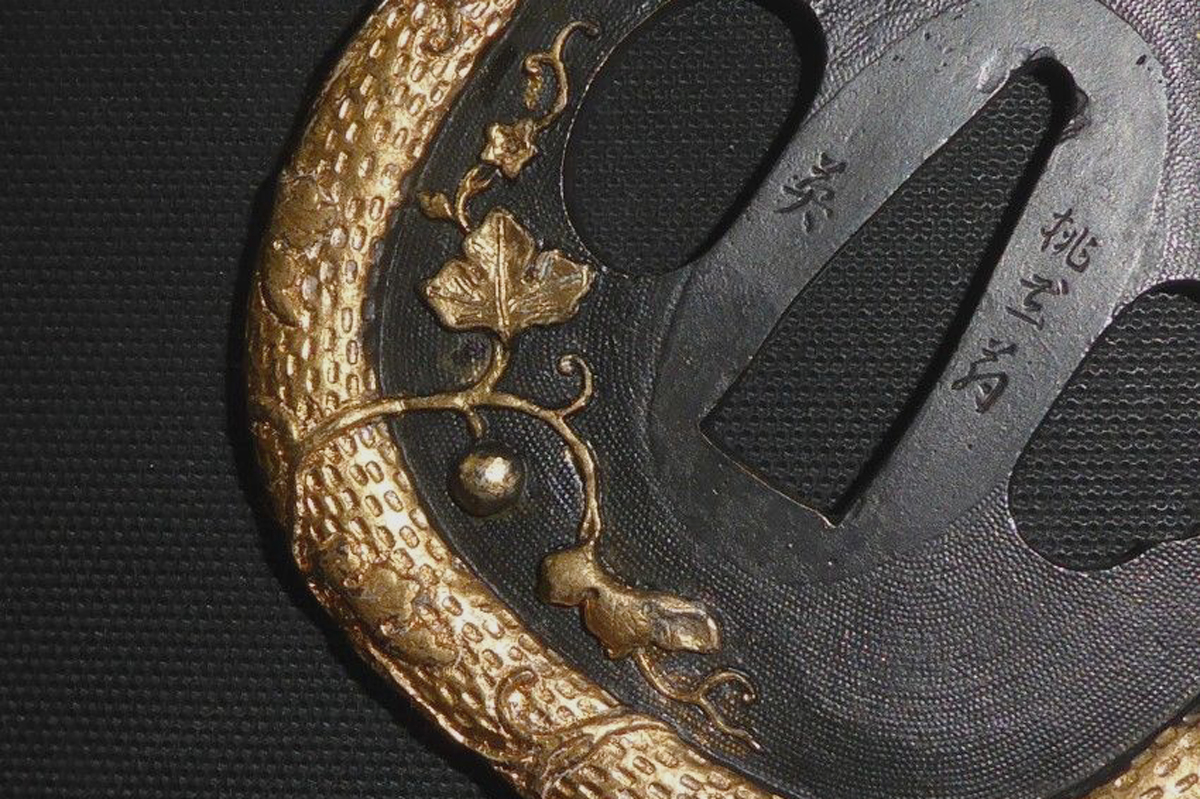 Great size Japanese signed Tsuba leabes gold for sale japonesa en venta