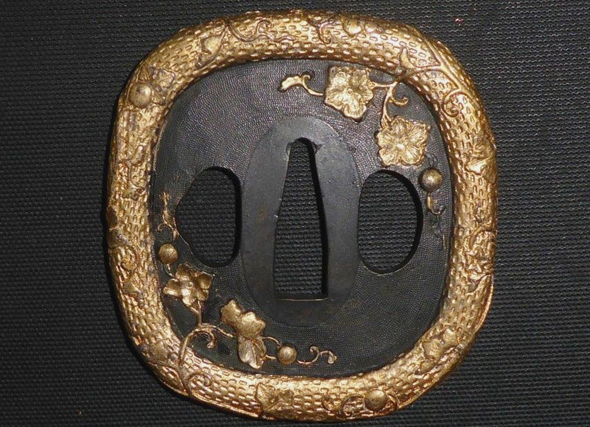 Great size Japanese signed Tsuba leabes gold for sale japonesa en venta